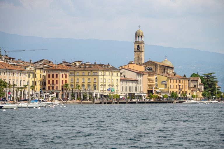 Lake Como or Lake Garda: Which Italian Lake to Visit? - The World Was ...